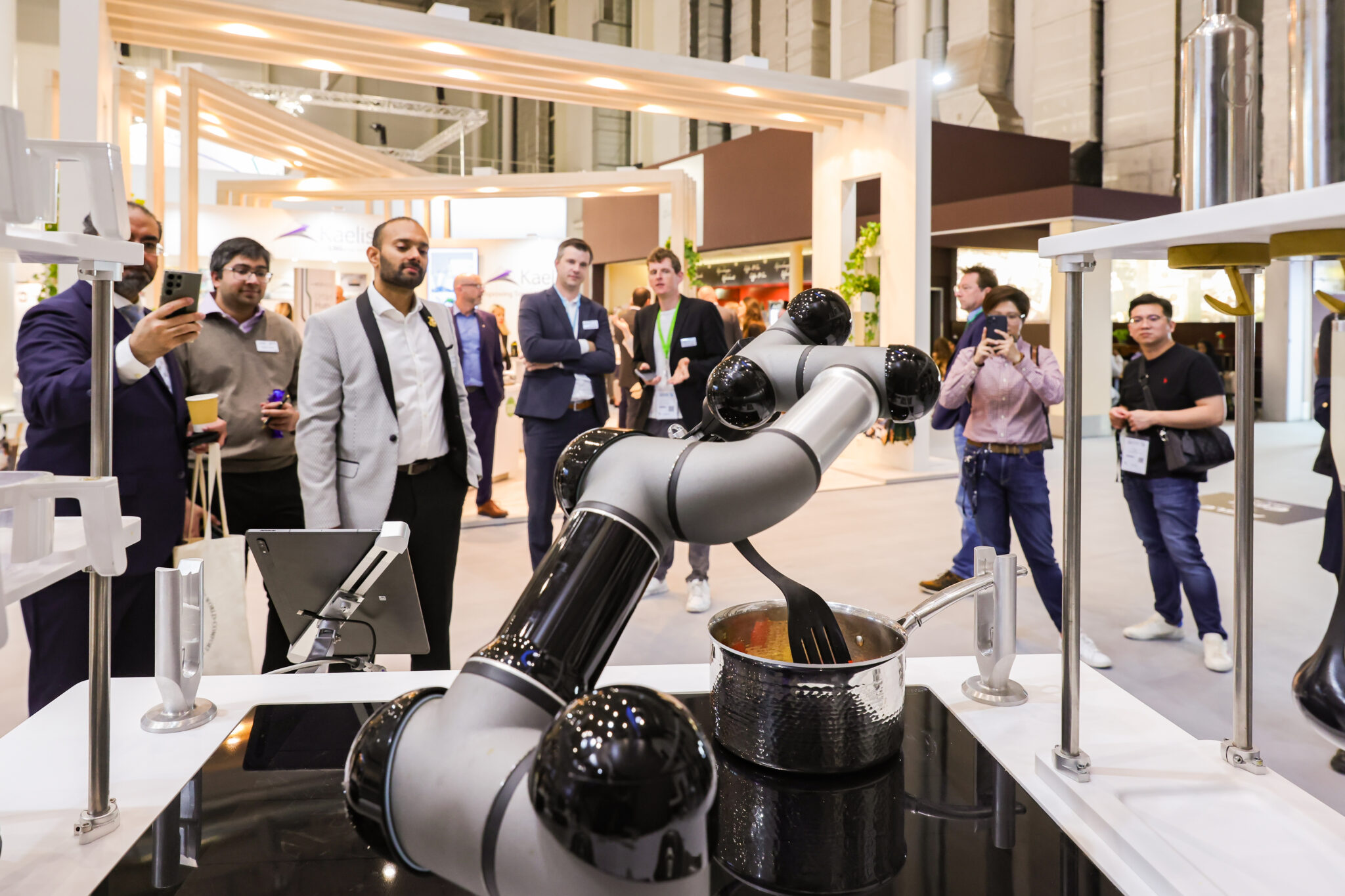 dnata introduces ground-breaking cooking robot at World Travel Catering ...